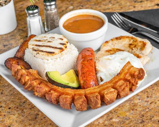 BANDEJA PAISA CON POLLO – Los Antojos